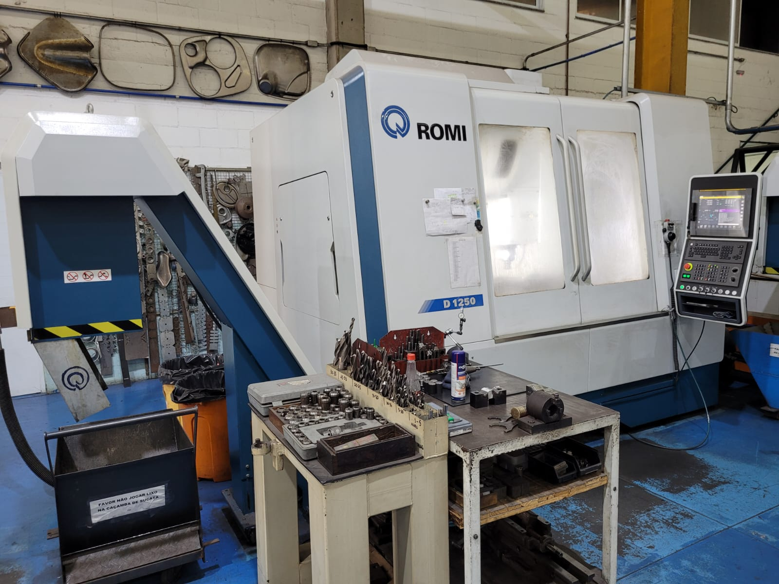 CENTRO DE USINAGEM VERTICAL ROMI D1250 - 1270MM X 640MM X 610MM - ANO ...