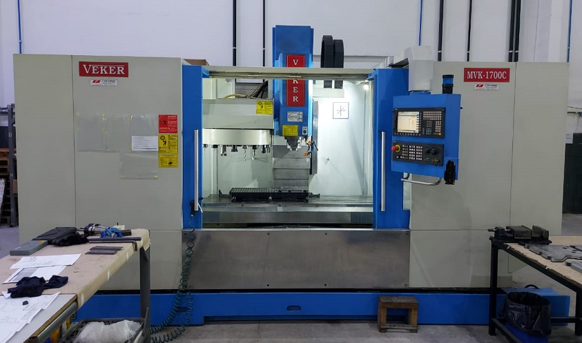 CENTRO DE USINAGEM VERTICAL - VEKER - MVK 1700C - ANO 2010 - 1700 x 700 ...