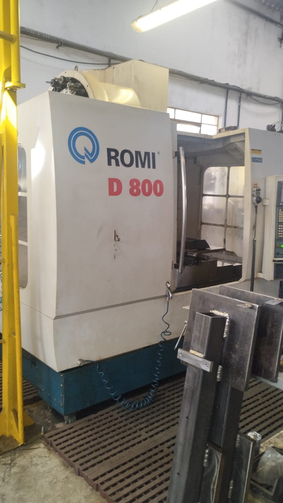 CENTRO DE USINAGEM VERTICAL - ROMI - D800 - ANO 2010 - 800 x 530 x 580 MM - COM 4º EIXO | Operatrix
