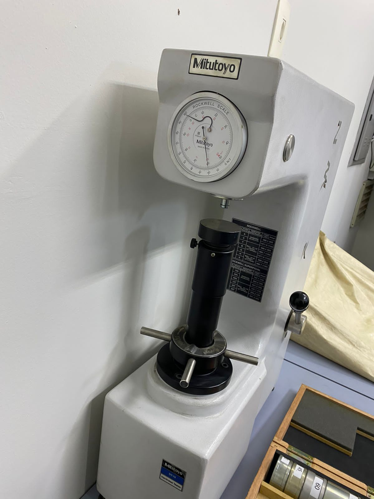 DUROMETRO DE BANCADA ANALOGICO MITUTOYO DT -10 DUROTWIN - NOVO | Operatrix