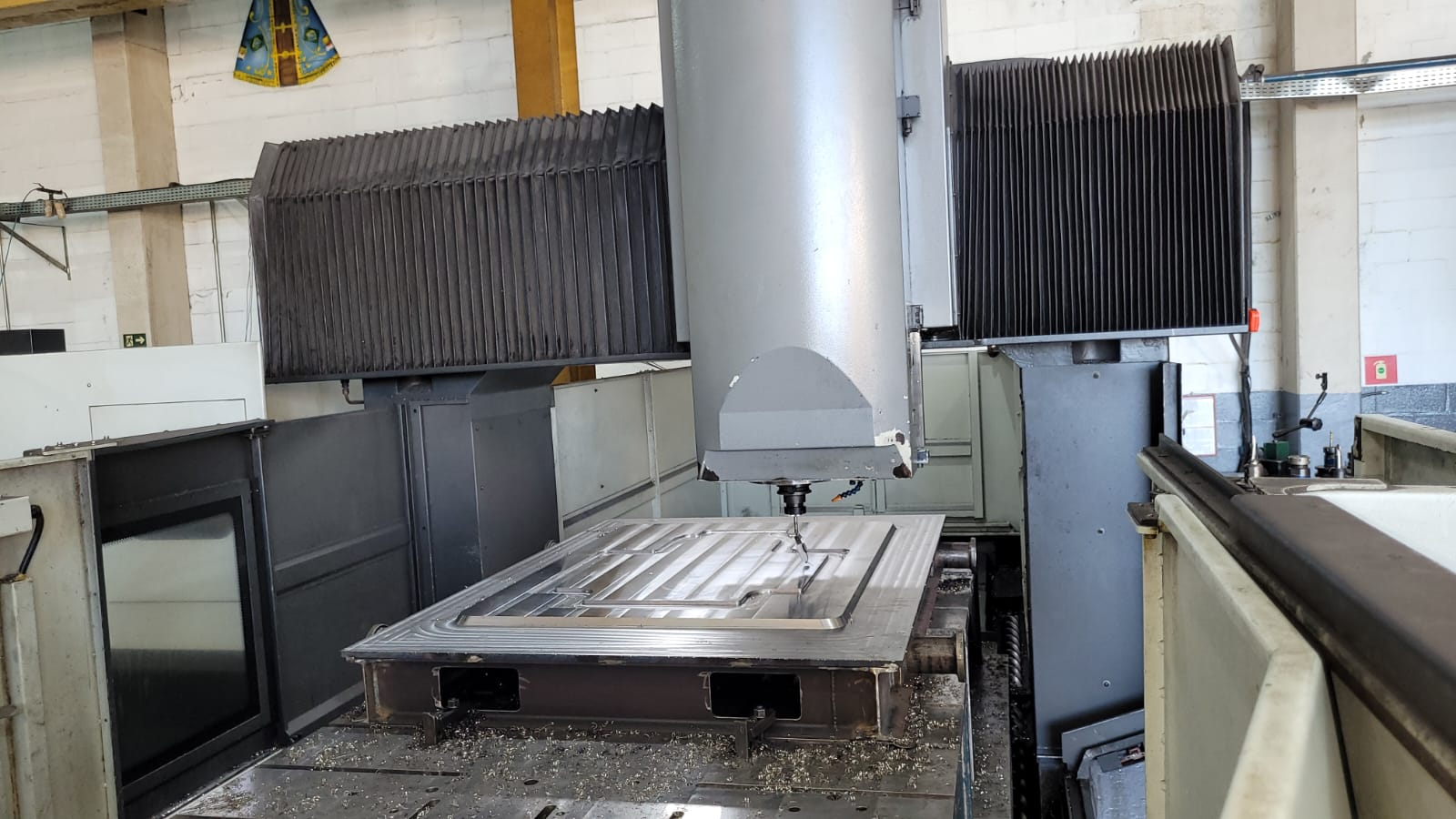 CENTRO DE USINAGEM PORTAL CNC - KAO MING - KMC 3000 SV - ANO 2018 - 3000 x 1800 x 1000 MM ...