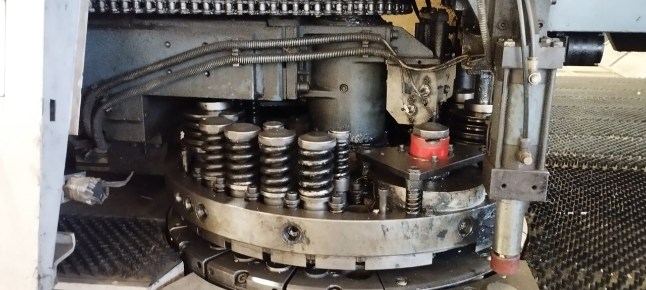 PUNCIONADEIRA HIDRÁULICA CNC - DURMA - MODELO TP9 - ANO 2007 | Operatrix